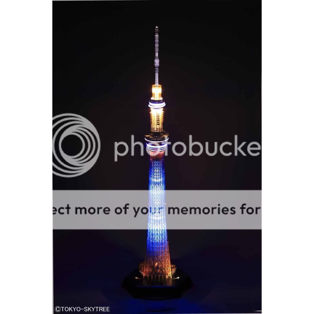 TOKYO SKYTREE 1:700 MODEL KIT / BANDAI / WITH GANDAM & CRANE